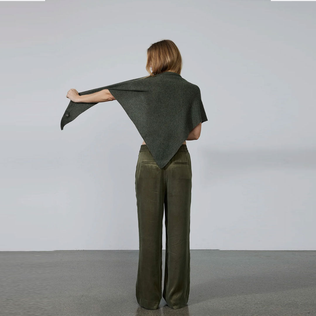 BETA STUDIOS Andrea Triangle cashmere tørklæde - mole brunt – HAUSFRAU